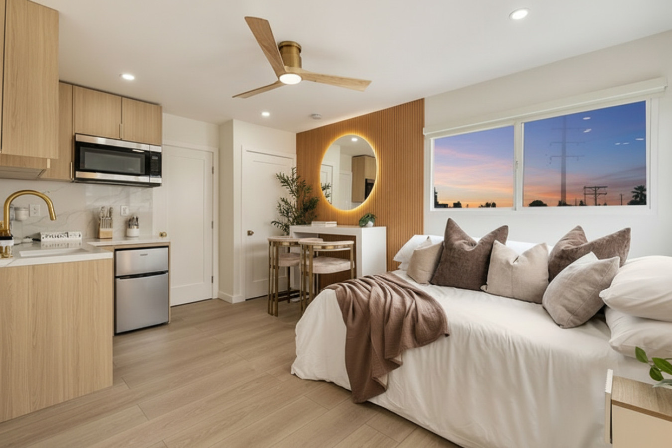 Modern Coastal Studio W/ Balcony & Parking - El Segundo, CA
