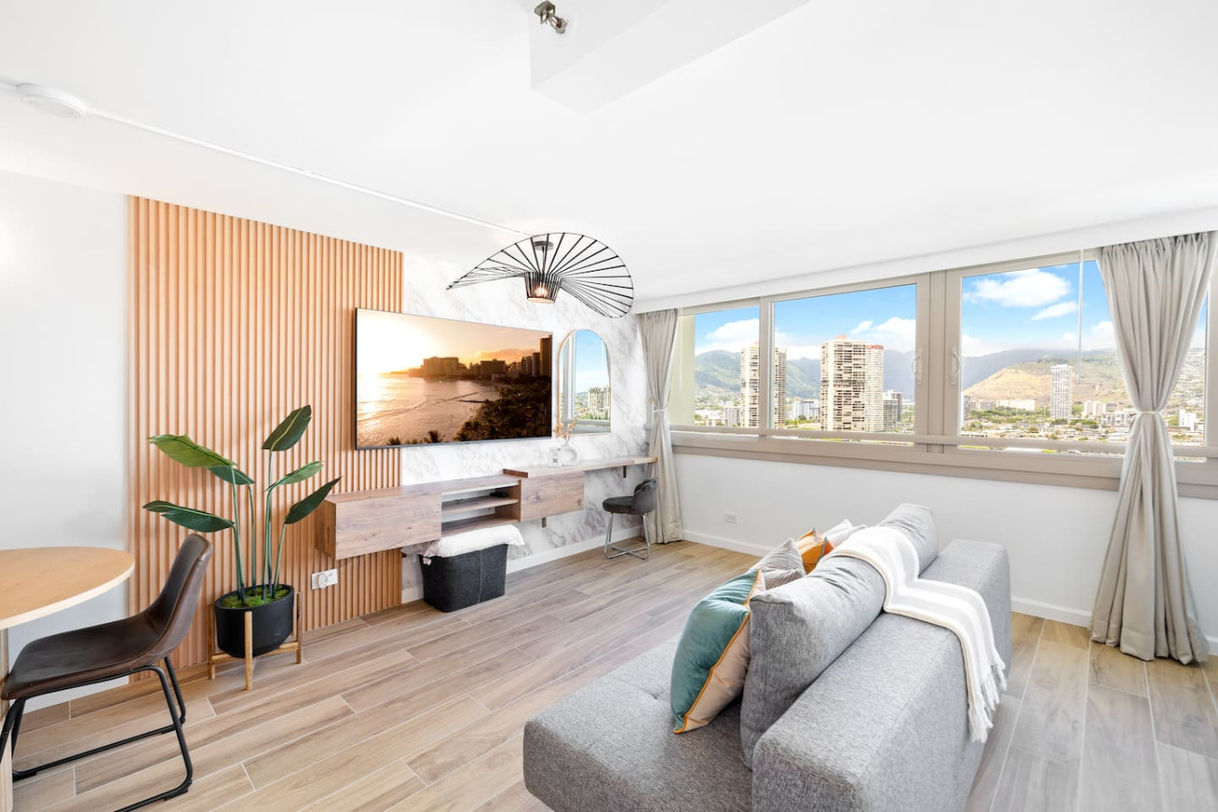 Newly Remodeled | Upscale Design | Central Waikiki - Honolulu
