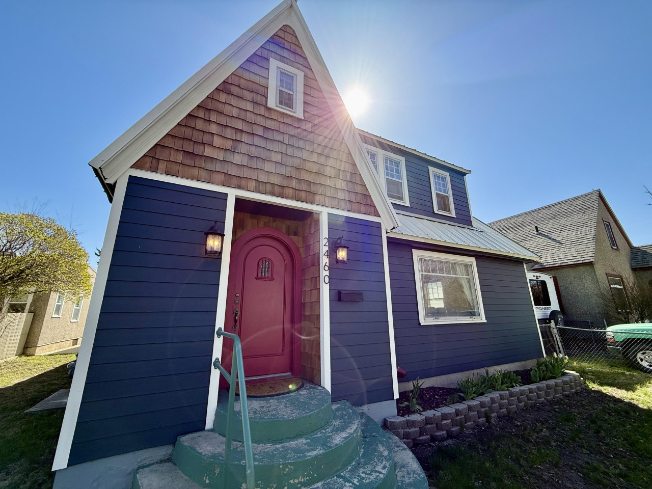 Charming Escape With Cozy Comfort - Delightful Two-story Haven - Baker City, OR
