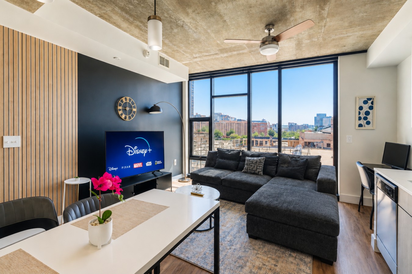Vibrant 2br Stay | Pool, Sauna & Lounge P2 - バーミンガム, AL