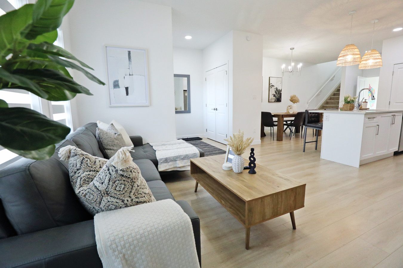 Chic Modern Home|king Bed|fireplace|disney+ - Canada