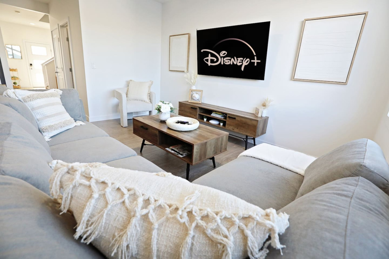 Stylish Escape With Modern Amenities - Charming Family Haven - Edmonton, Canada