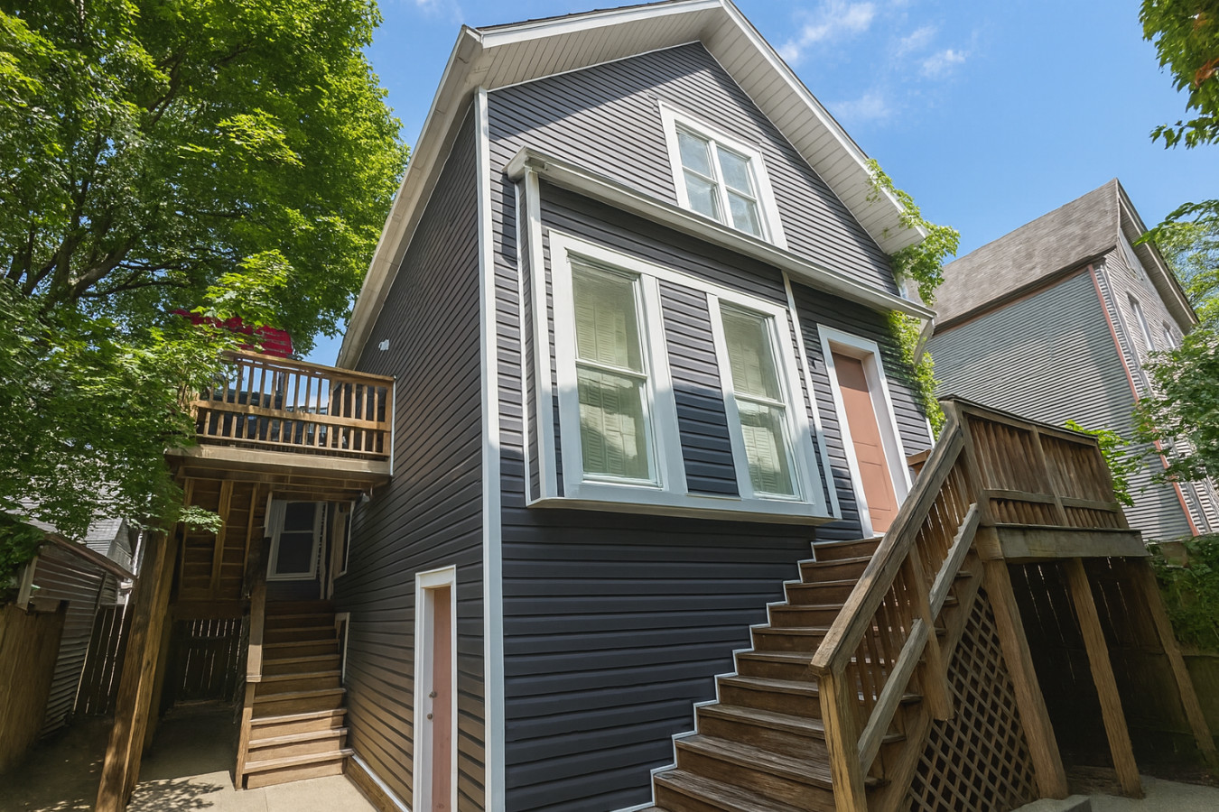 Private Balcony And Spacious Living Areas - Cozy Charming Retreat - Chicago, IL