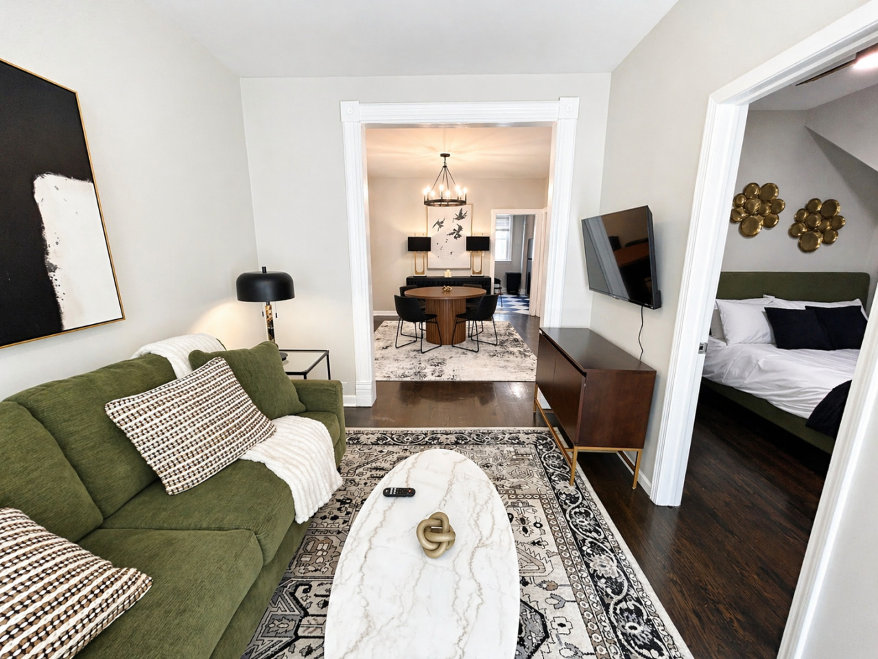 Gothic-meets-mid-century 2br In Lakeview | Statement Kitchen + Dining For 4 - Chicago, IL