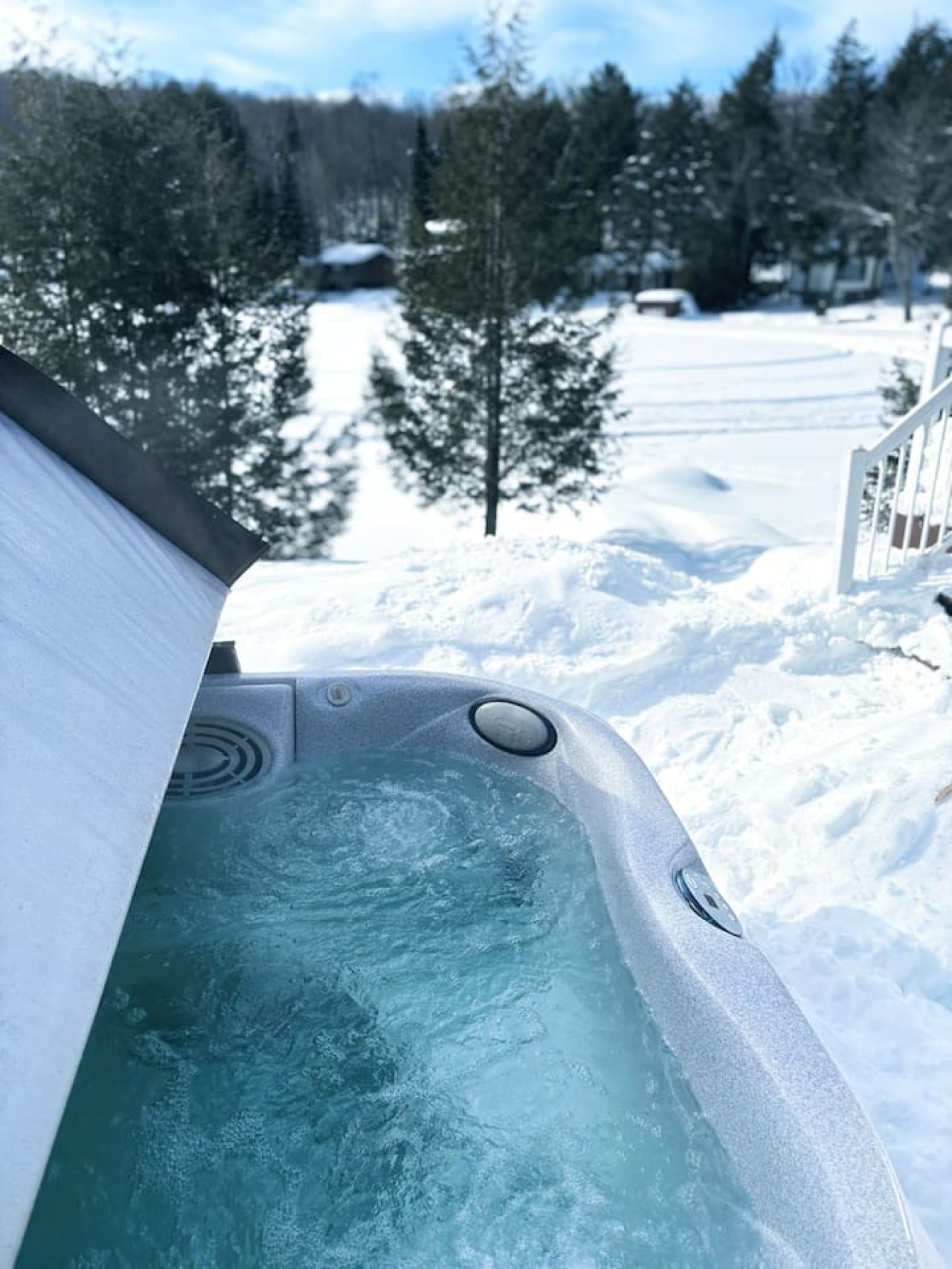 Stunning Lake Access And Cozy Hot Tub - Serene Cottage Retreat - Quebec