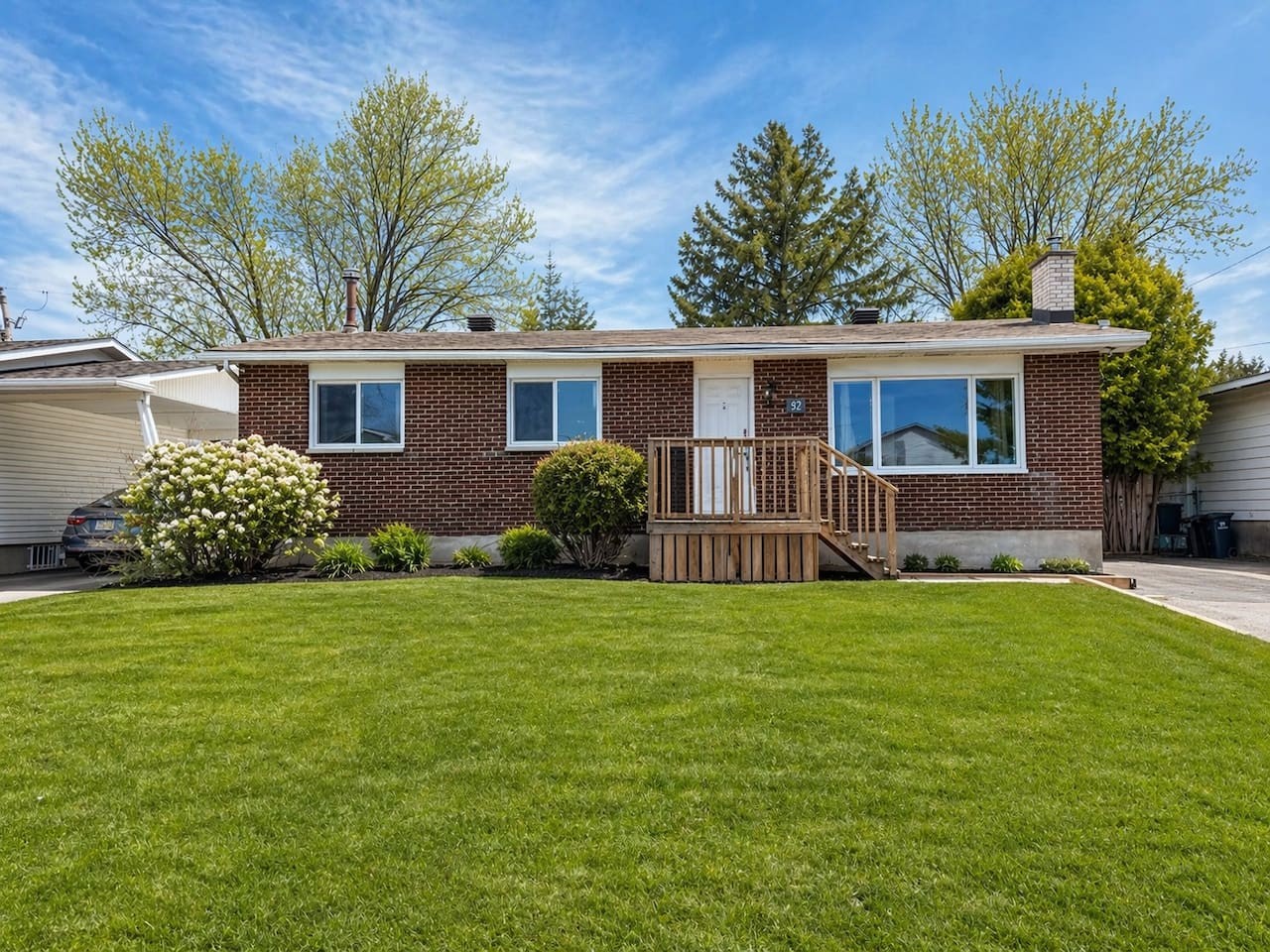 Spacious Backyard And Well Equipped Kitchen - Charming Family Retreat - Gatineau