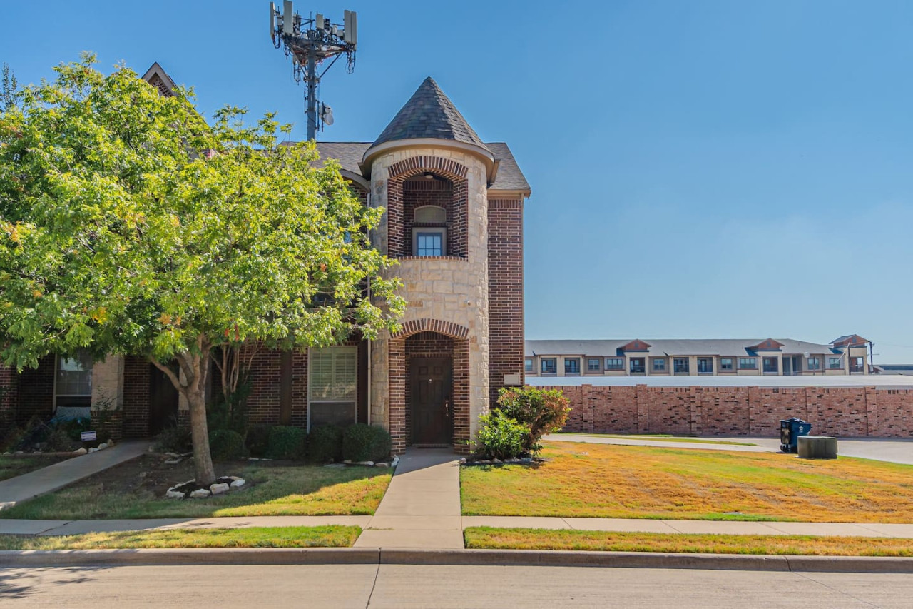 The Castle! By The Lake W/pool & Balcony Grandscape - Lewisville, TX